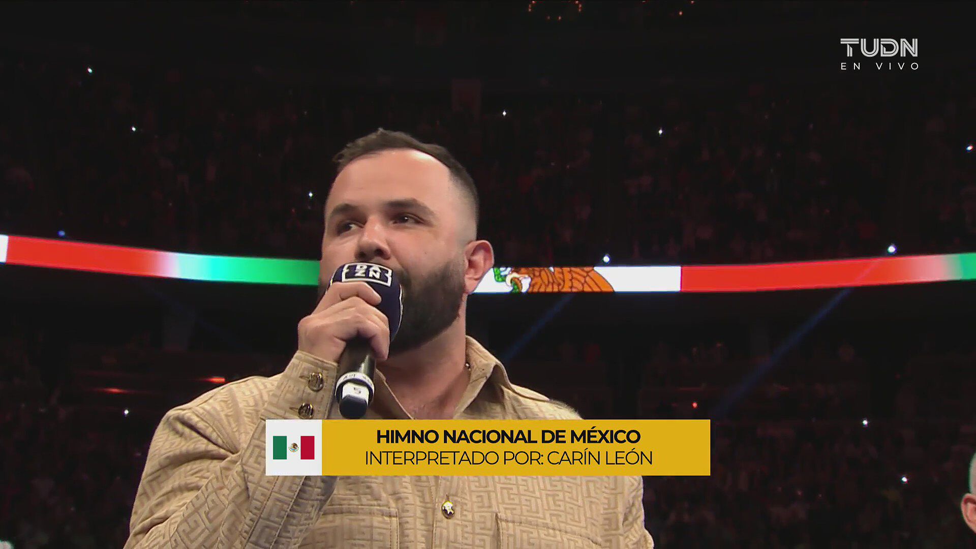 ¡Simplemente hermoso! Carín León entona el Himno Nacional Mexicano | TUDN Boxeo | TUDN