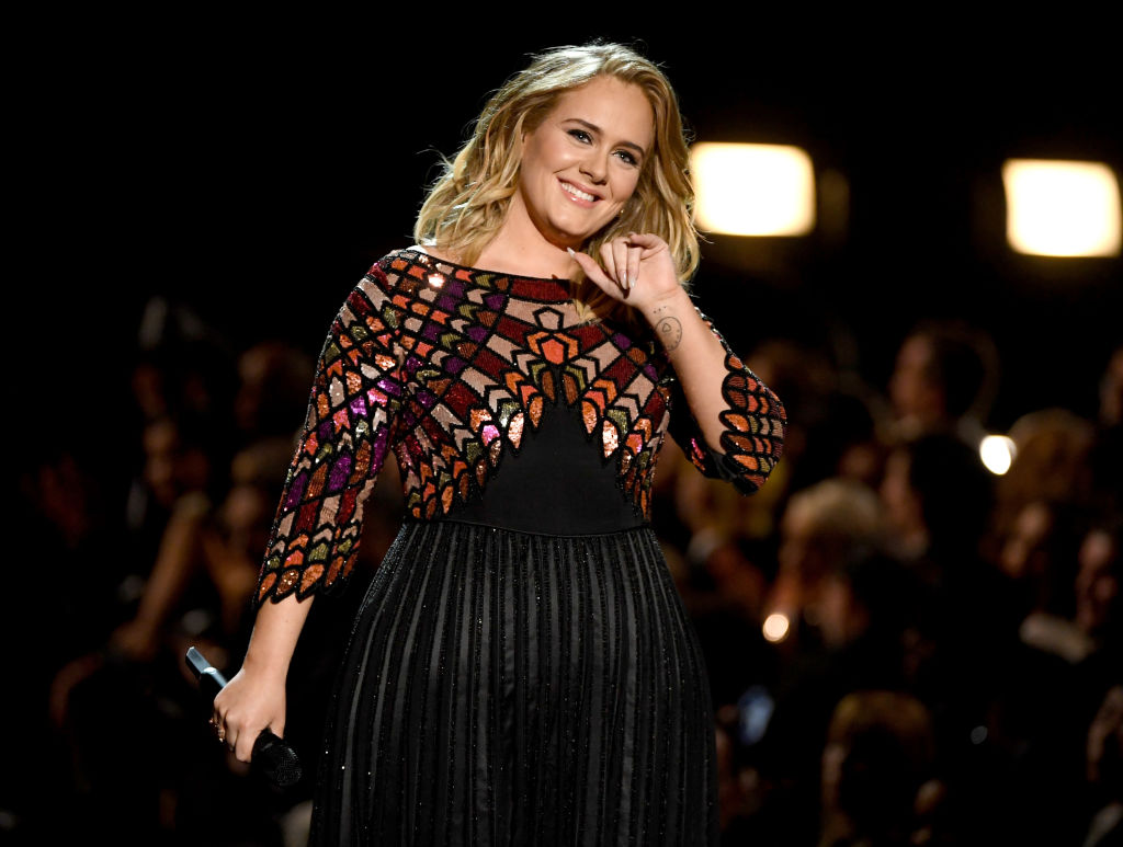 Adele reaparece con un look cómodo y elegante de leggings: ideal para estilizar las piernas ...