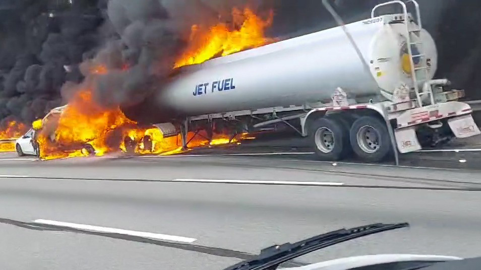 Camión Con Combustible Para Aviones Chocó Con Dos Autos Y Causó Un